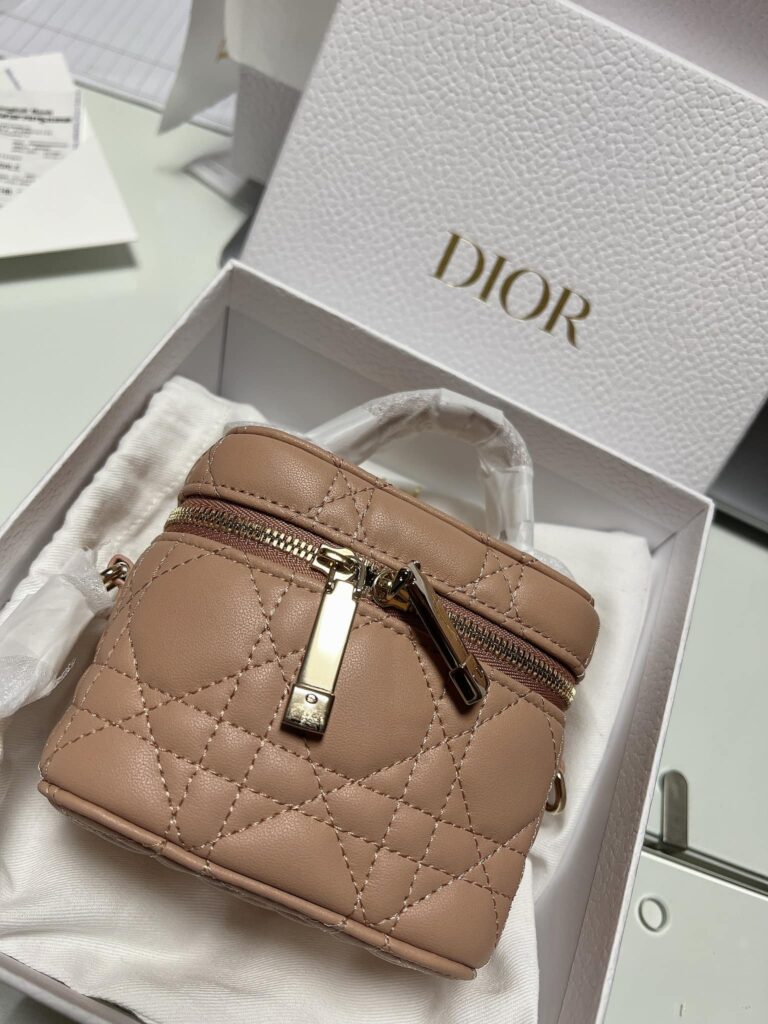 รุ่น **LADY dior Micro Vanity** นะคะ 🎉 ⋆ น้องขาวผัดรีวิวสินค้า